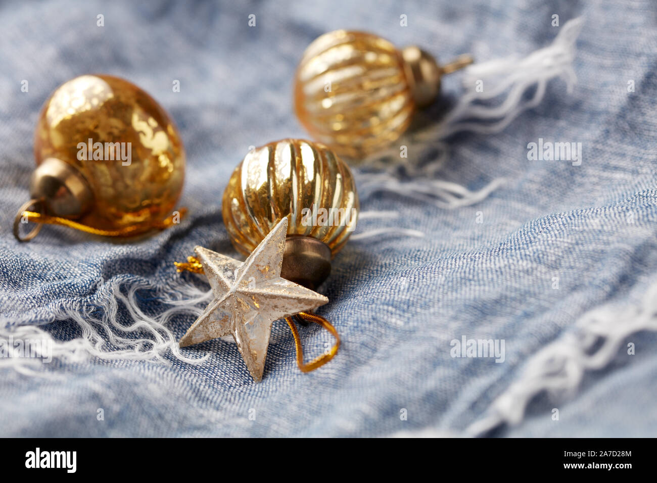 Christmas golden baubles close hi-res stock photography and images - Alamy