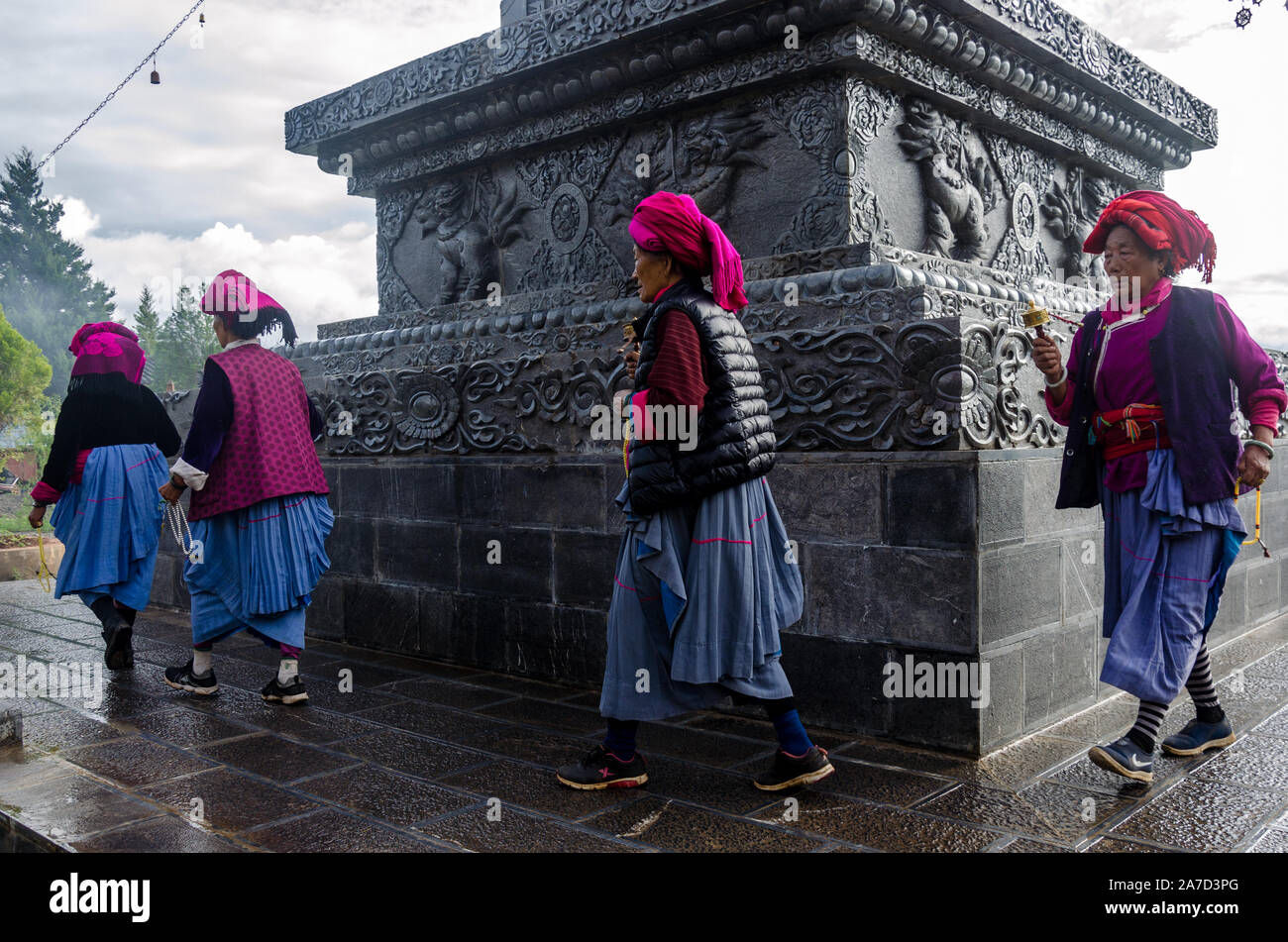 Mosuo women hi-res stock photography and images - Alamy
