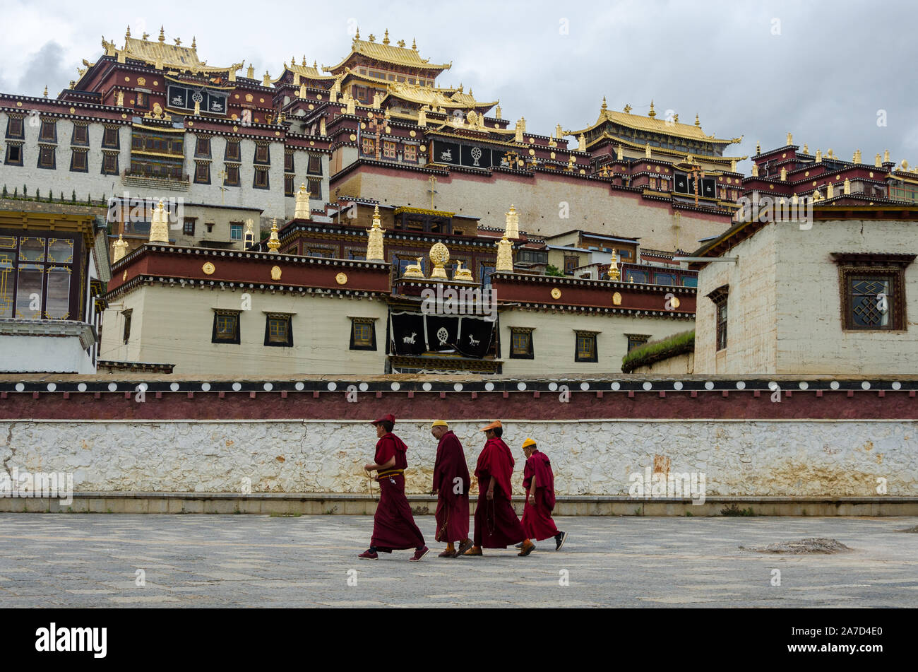 Shangri la monastery monks hi-res stock photography and images - Alamy
