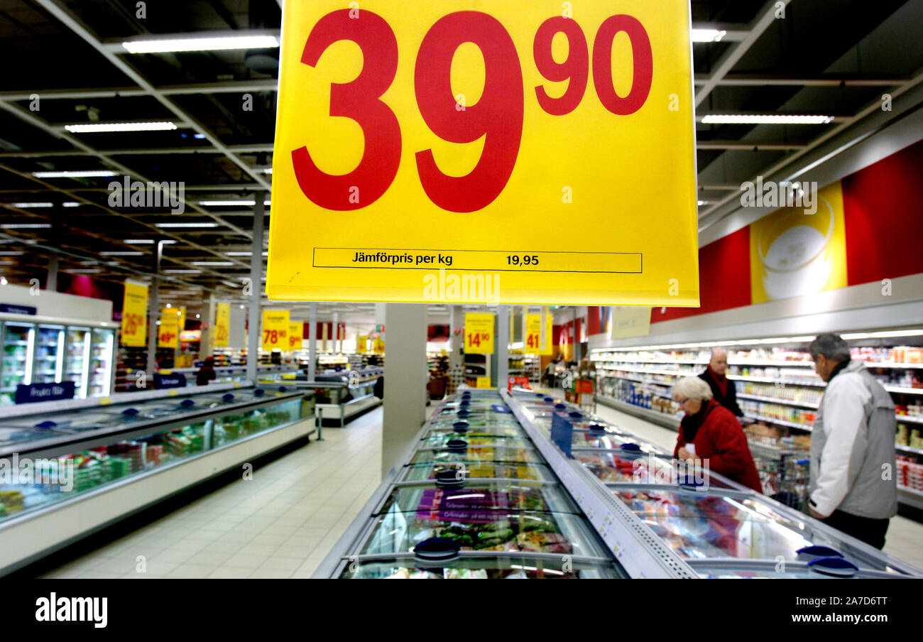 Price tag at Coop grocery store. Photo Jeppe Gustafsson Stock Photo - Alamy