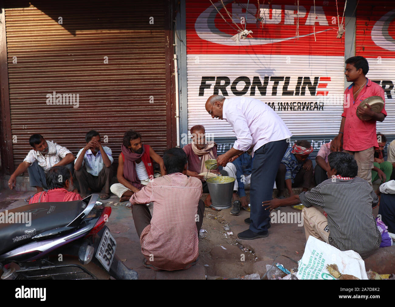 Feeding the poor hi-res stock photography and images - Alamy