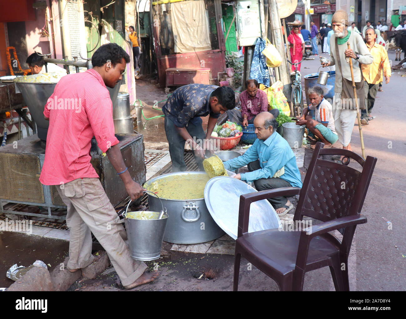 Preparing food for the poor at an Indian street kitchen Stock Photo - Alamy