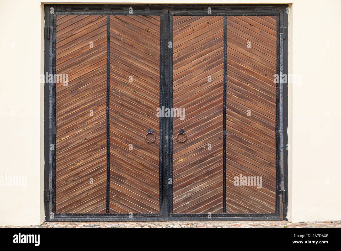 Massive castle gates hi-res stock photography and images - Alamy