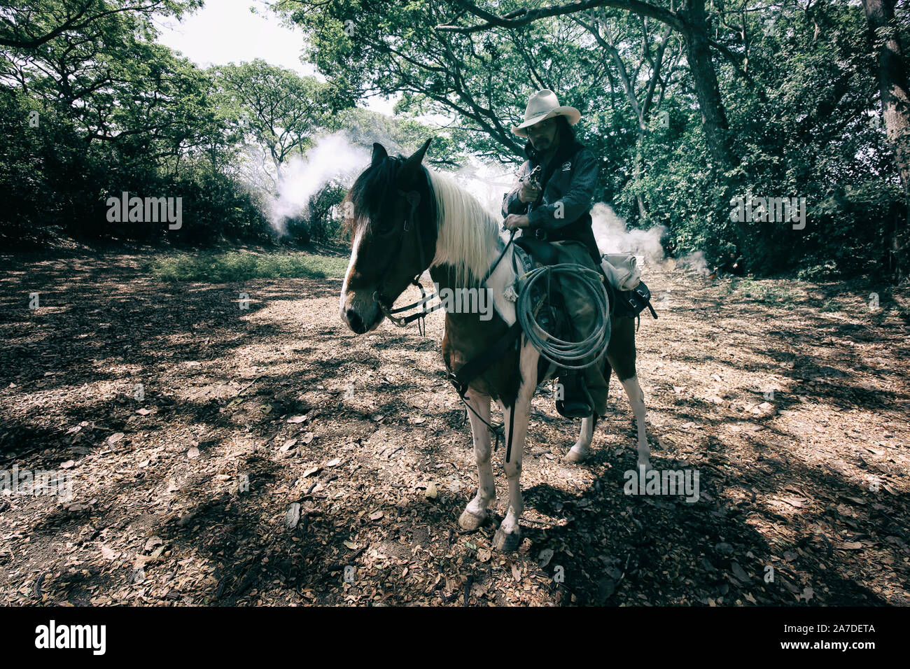 rear view of cowboy gun fight Stock Photo - Alamy
