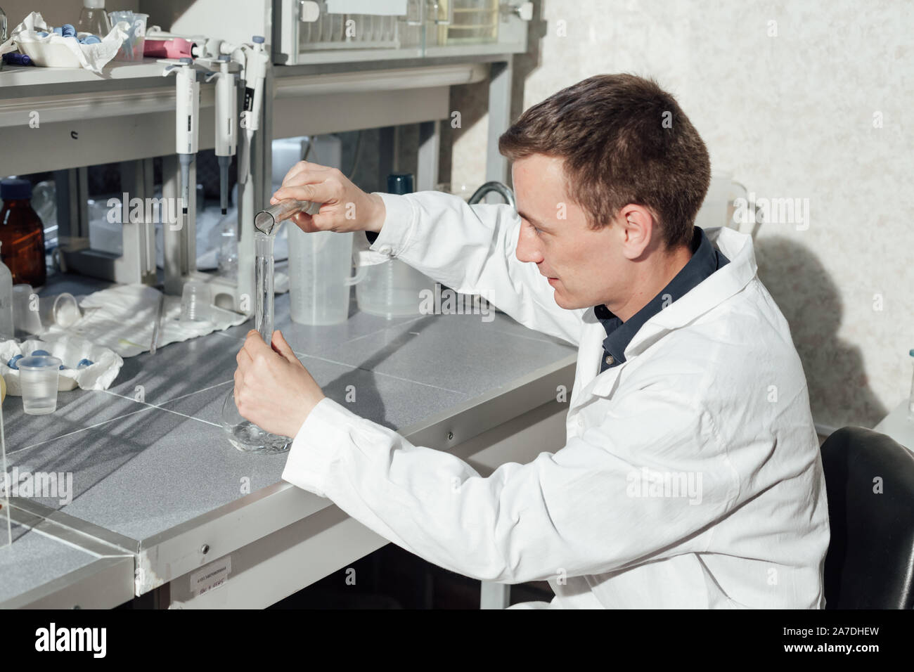 Hospital fluids beaker hi-res stock photography and images - Alamy