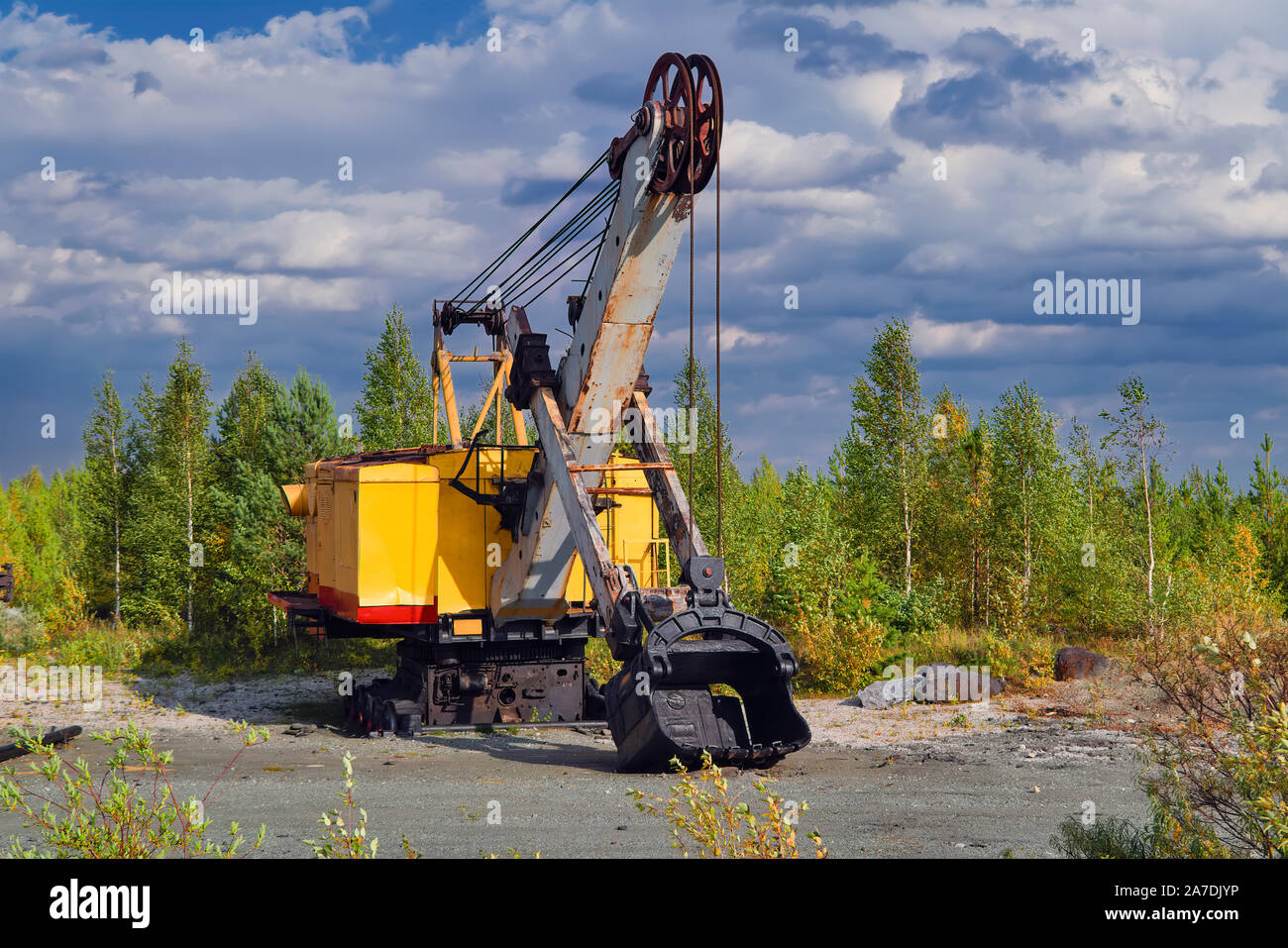 Giant old rusty excavator against the sky background Stock Photo - Alamy