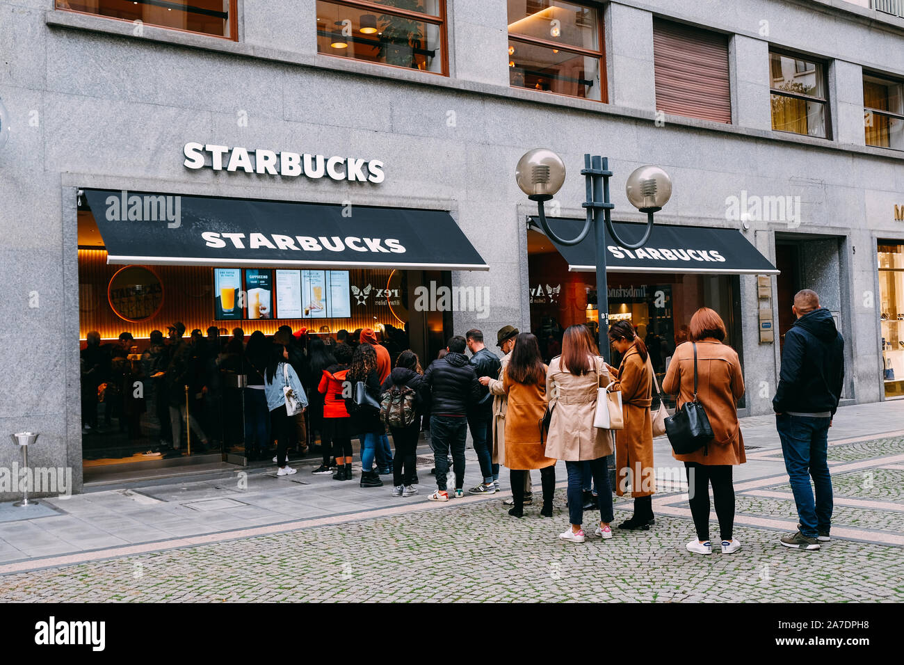 Queue line people starbucks cafe hi-res stock photography and images ...