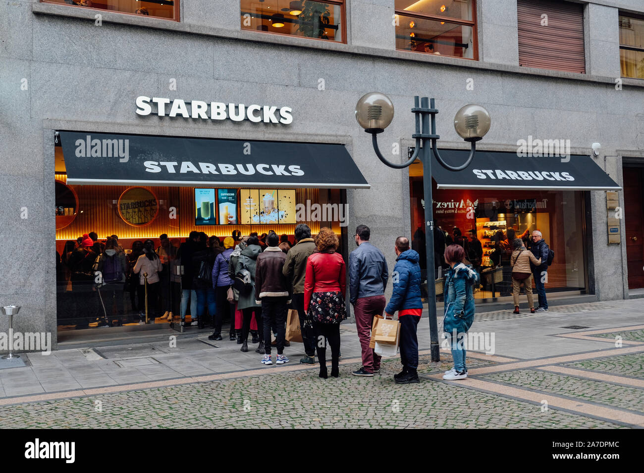 Queue line people starbucks cafe hi-res stock photography and images ...
