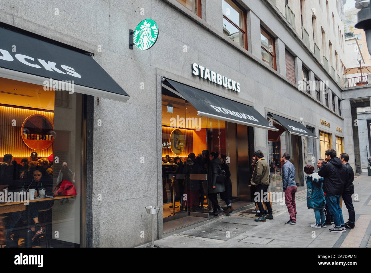 Queue line people starbucks cafe hi-res stock photography and images ...