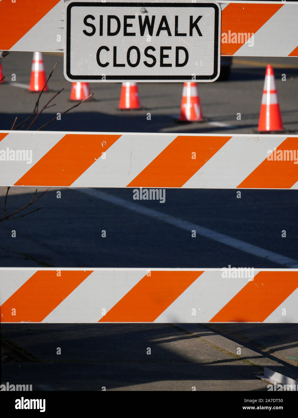 Closed sidewalk sign at a construction site Stock Photo - Alamy