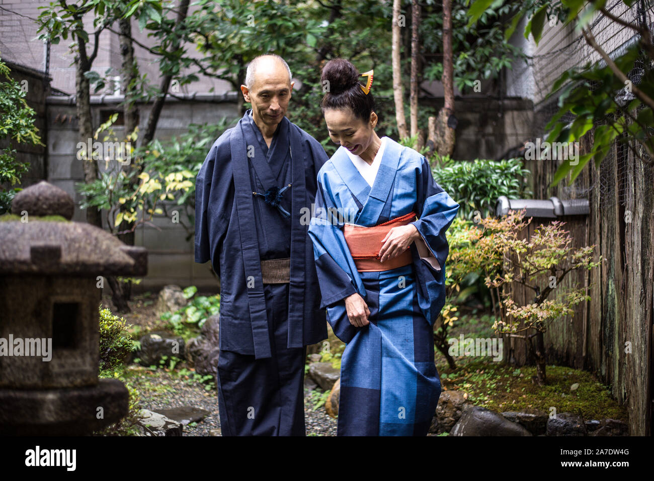 Japanese old people talking hi-res stock photography and images - Alamy