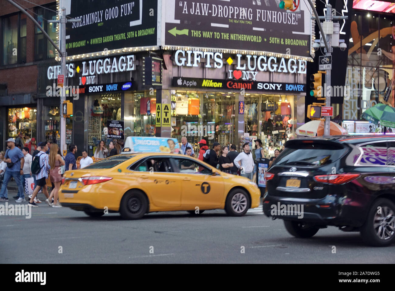 09 September 2019, US, New York: Taxis and cars pass a souvenir shop ...