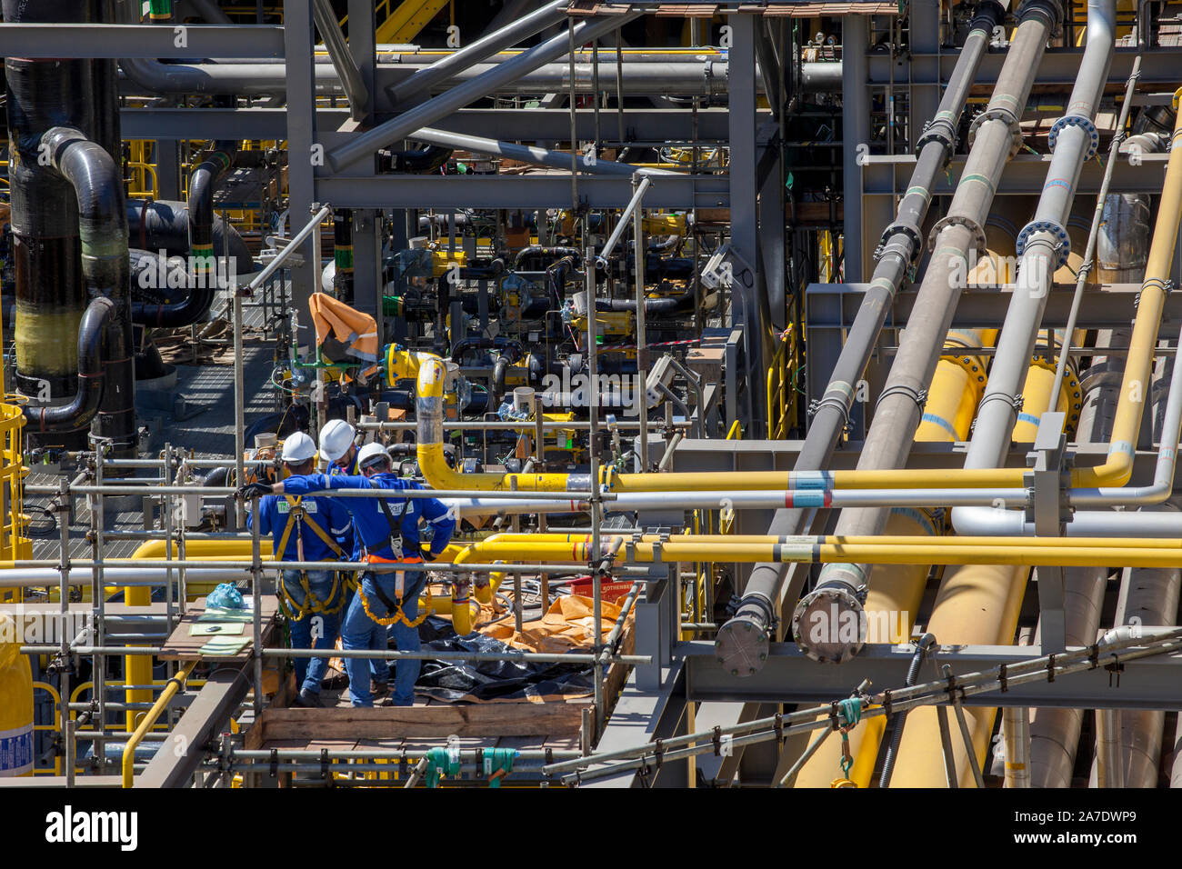 Oil rig sea hi-res stock photography and images - Alamy