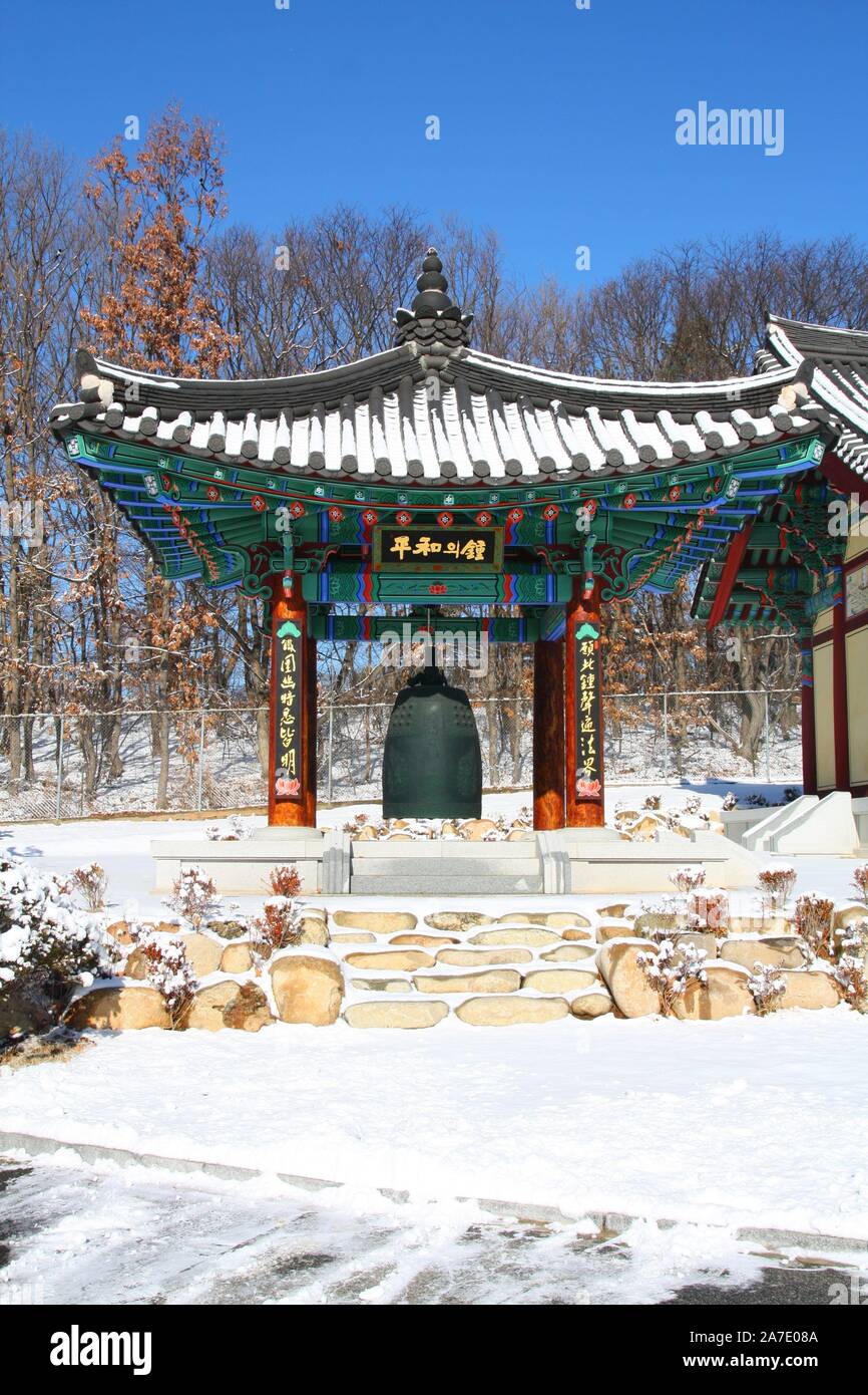 Korean traditional bell hi-res stock photography and images - Alamy