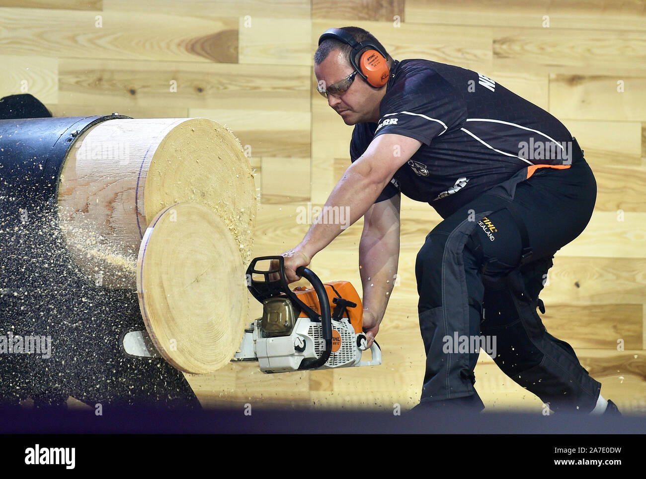 The very best woodchopping and sawing athletes in the world in action ...