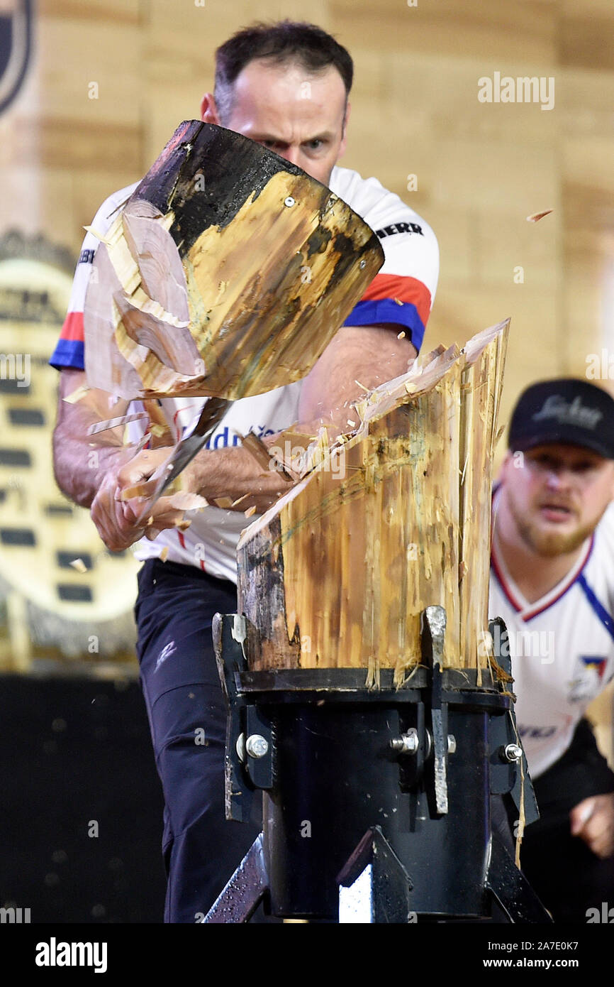 Woodchopping hi-res stock photography and images - Alamy