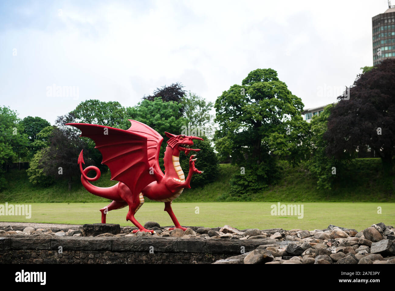 Dragon of wales statue hi-res stock photography and images - Alamy