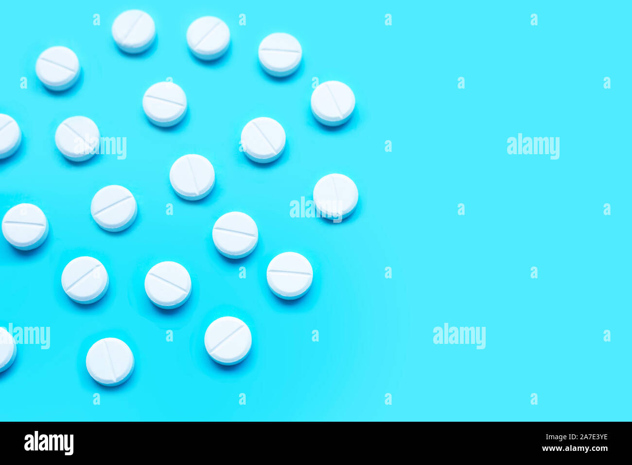 Tablets of Paracetamol on blue background. Copy space Stock Photo - Alamy
