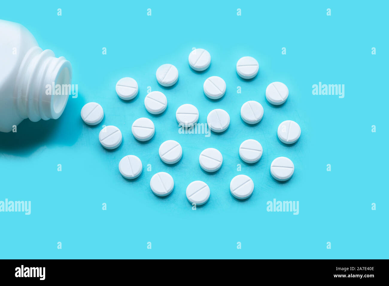 Tablets of Paracetamol on blue background. Copy space Stock Photo - Alamy
