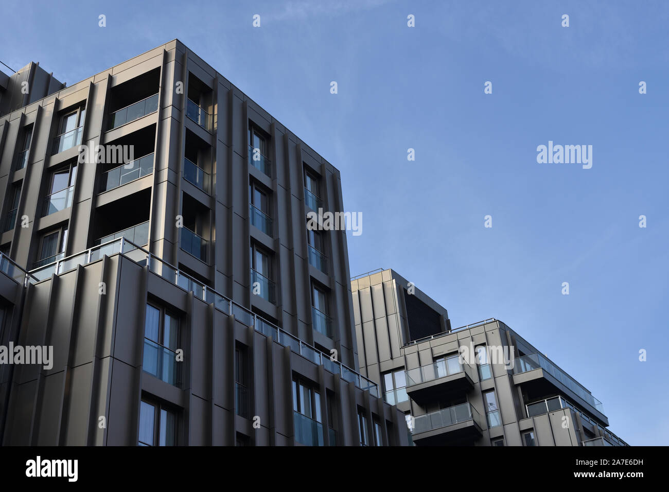 Modern flat exterior london hi-res stock photography and images - Alamy