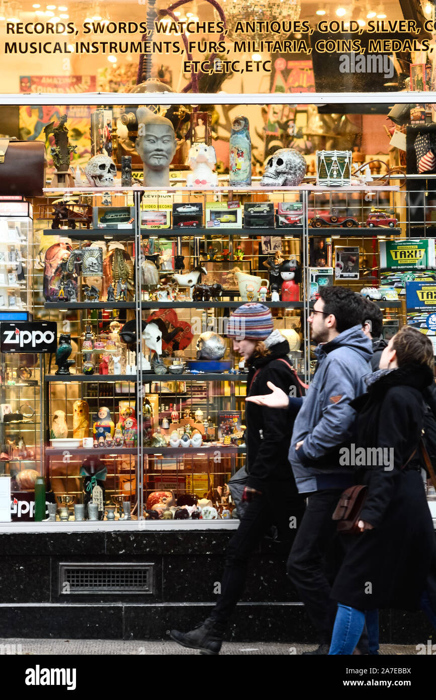 Everyday life in a city Stock Photo - Alamy