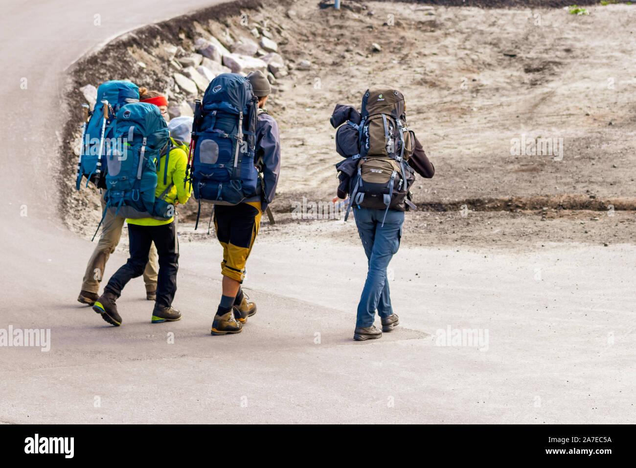 Backpacker back view city travel hi-res stock photography and images ...