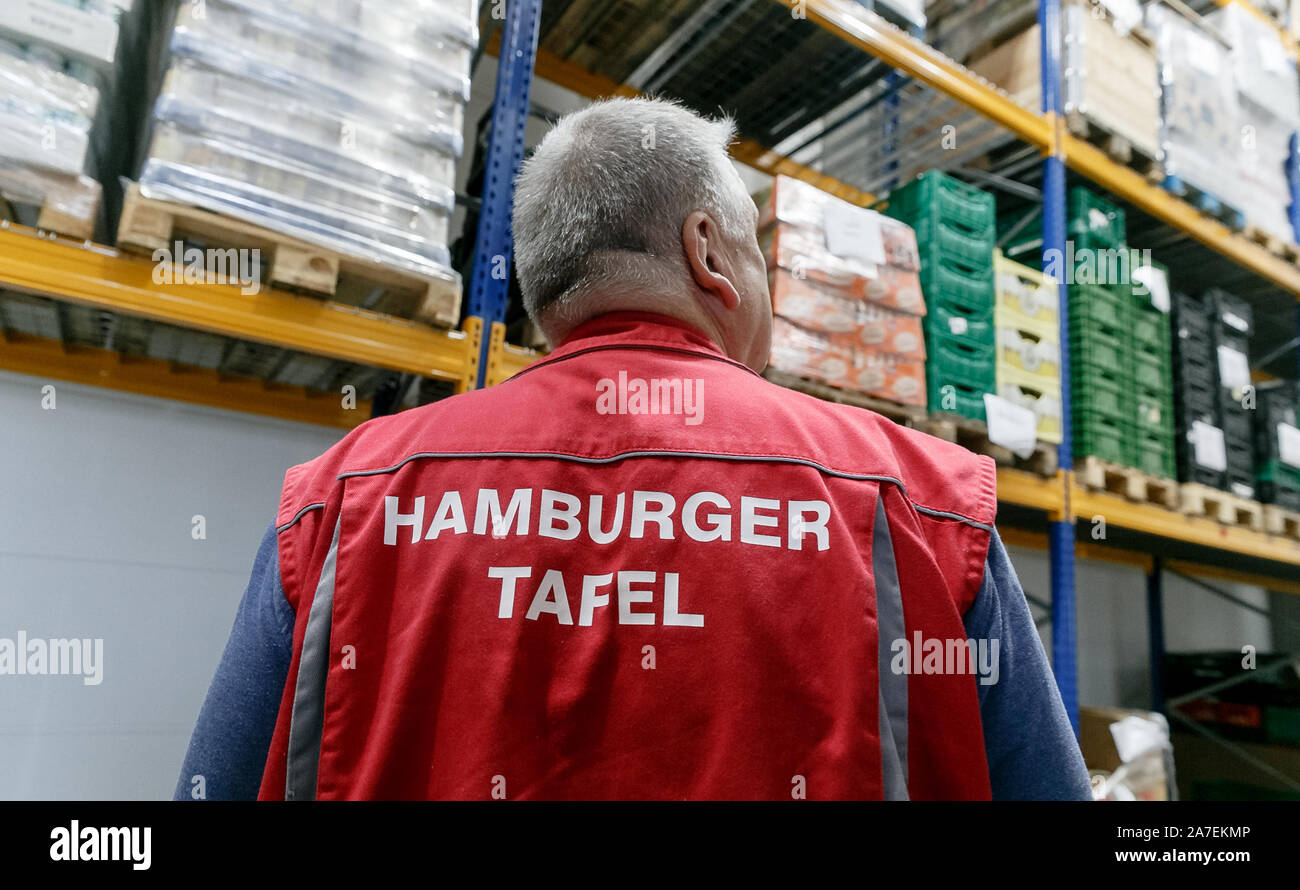 Hamburg, Germany. 28th Oct, 2019. A volunteer stands before food ...
