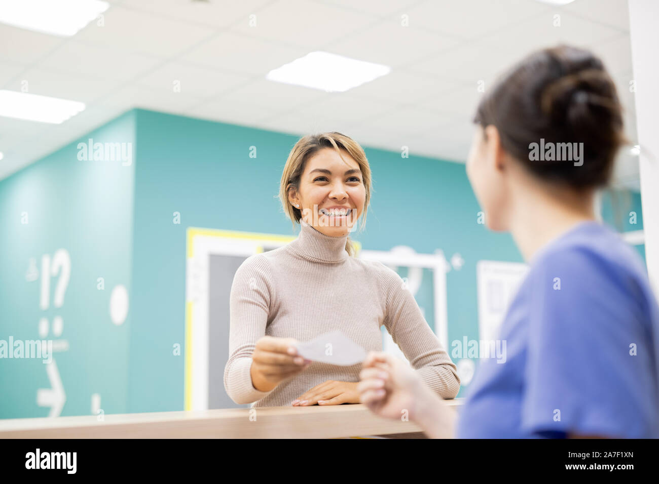 Patient talking receptionist hi-res stock photography and images - Alamy