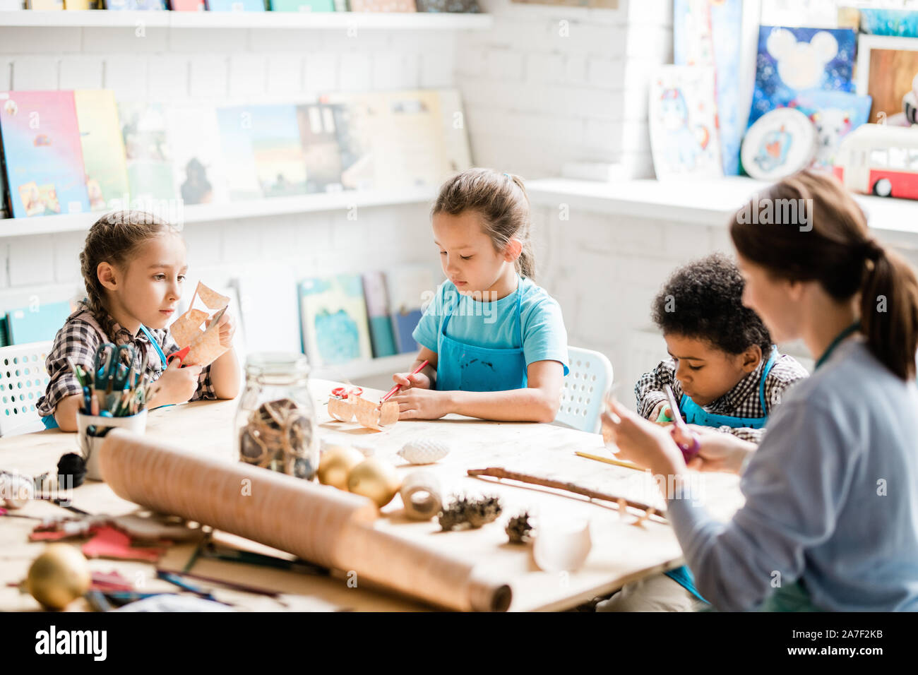 Paper craft classroom hi-res stock photography and images - Alamy