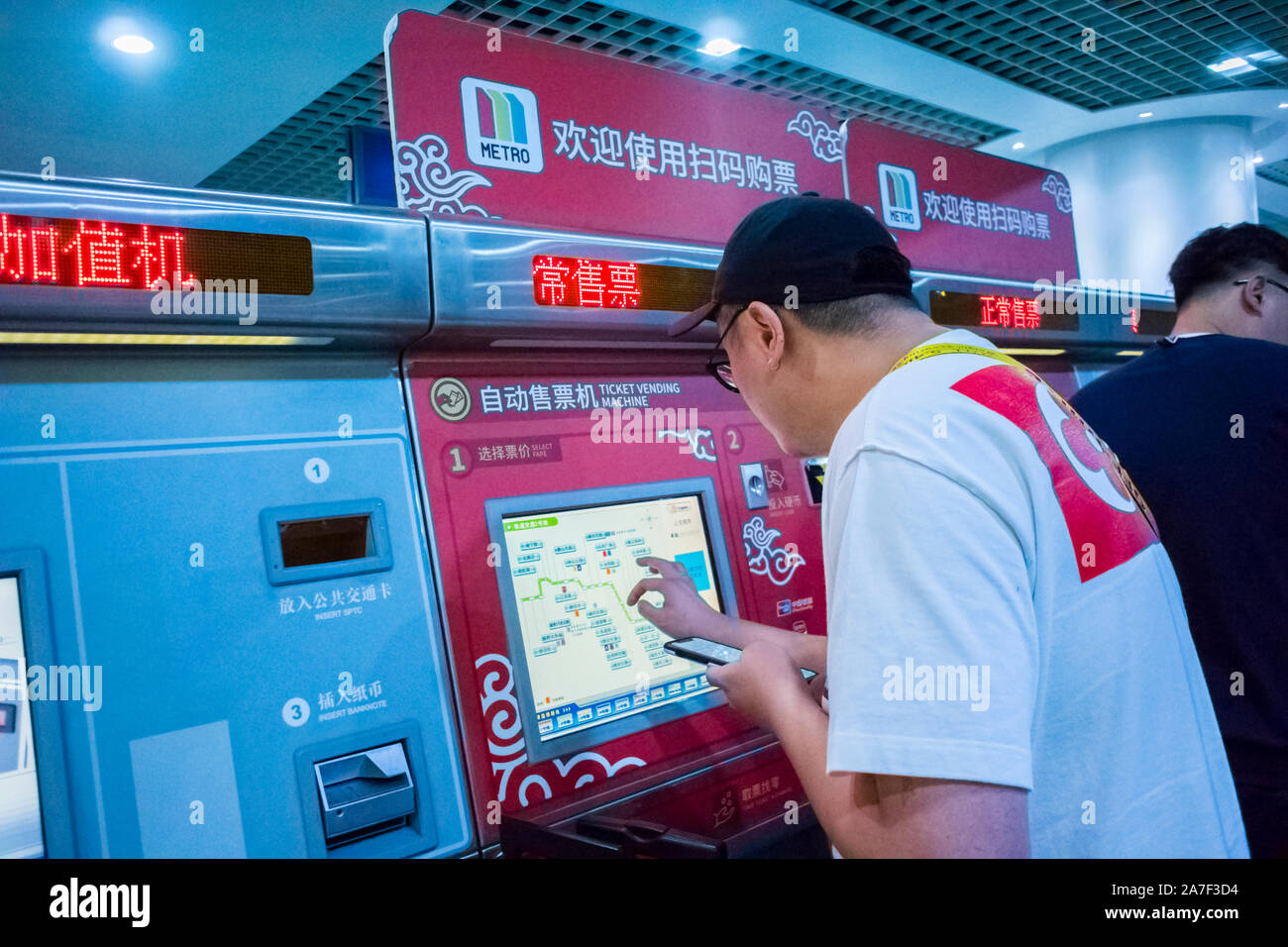 Man using cashless payment vending machines hi-res stock photography ...