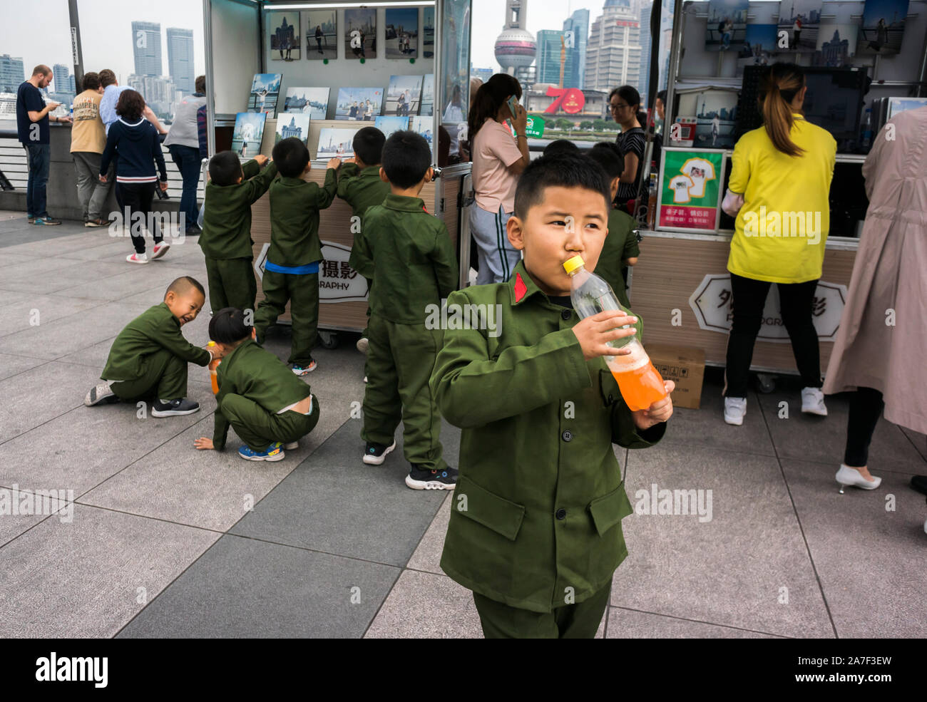 Crowded street scene children playing hi-res stock photography and ...
