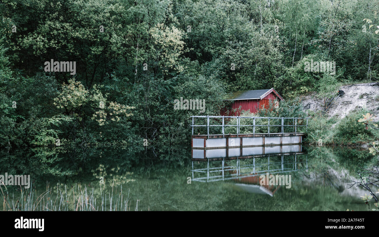 Red log cabin hi-res stock photography and images - Alamy