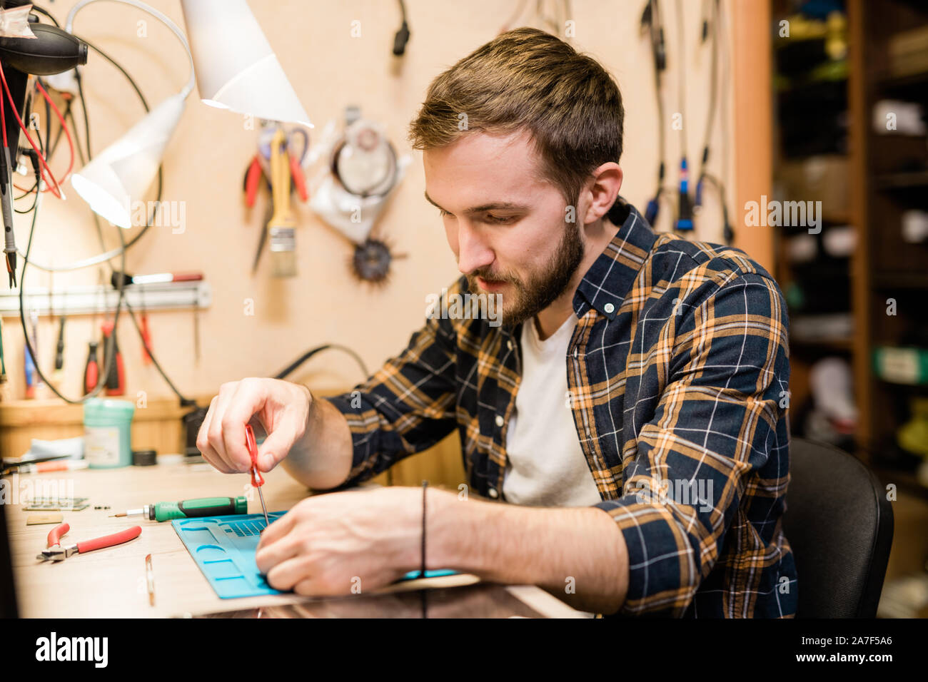 Broken gadget hi-res stock photography and images - Alamy