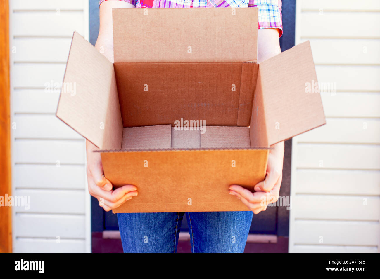 Open cardboard box stands hi-res stock photography and images - Alamy