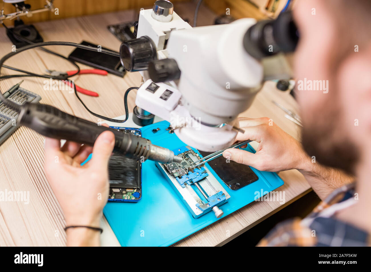 Microscope mechanic hi-res stock photography and images - Alamy