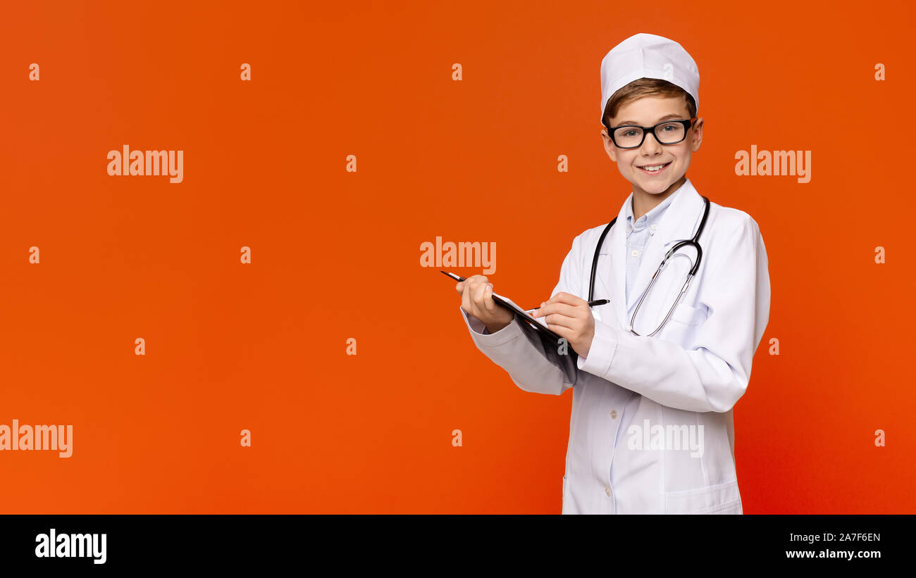 Doctor uniform hi-res stock photography and images - Alamy