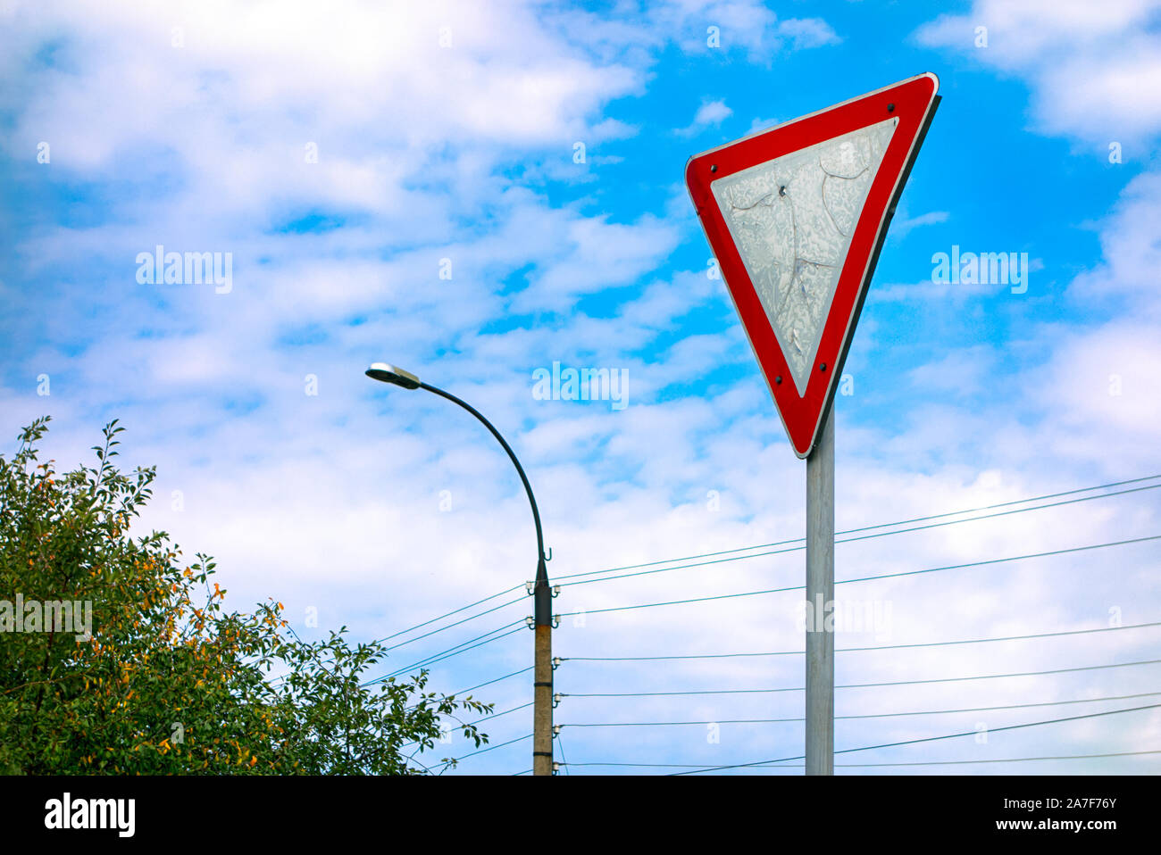 Give way road sign hi-res stock photography and images - Alamy