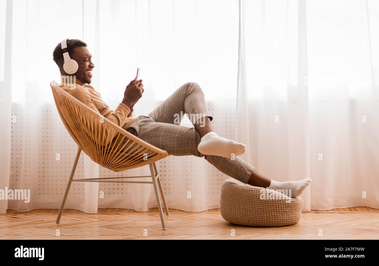 Man sitting on chair headset hi-res stock photography and images - Alamy