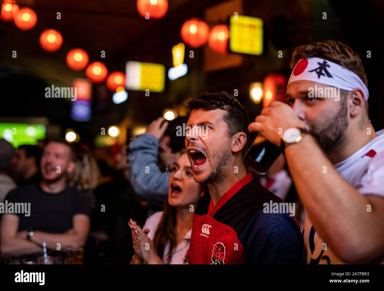 England fans reacting whilst watching the Rugby World Cup Final ...