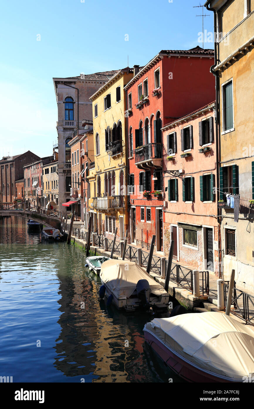 Building inside canal hi-res stock photography and images - Alamy