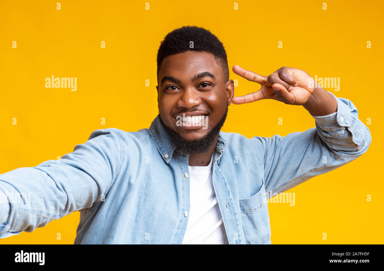 Man making peace sign hi-res stock photography and images - Alamy