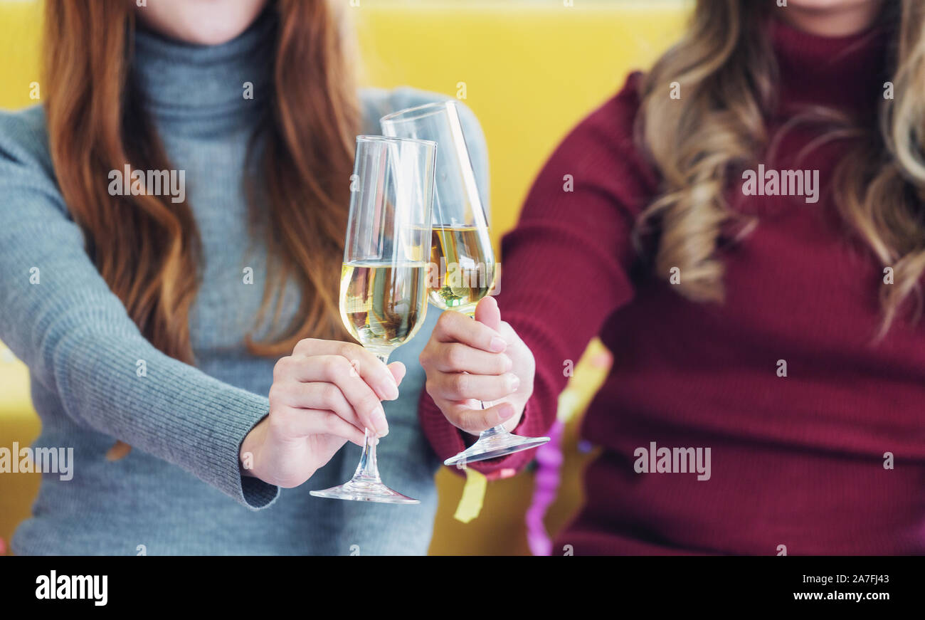 Two drunk women hi-res stock photography and images - Alamy
