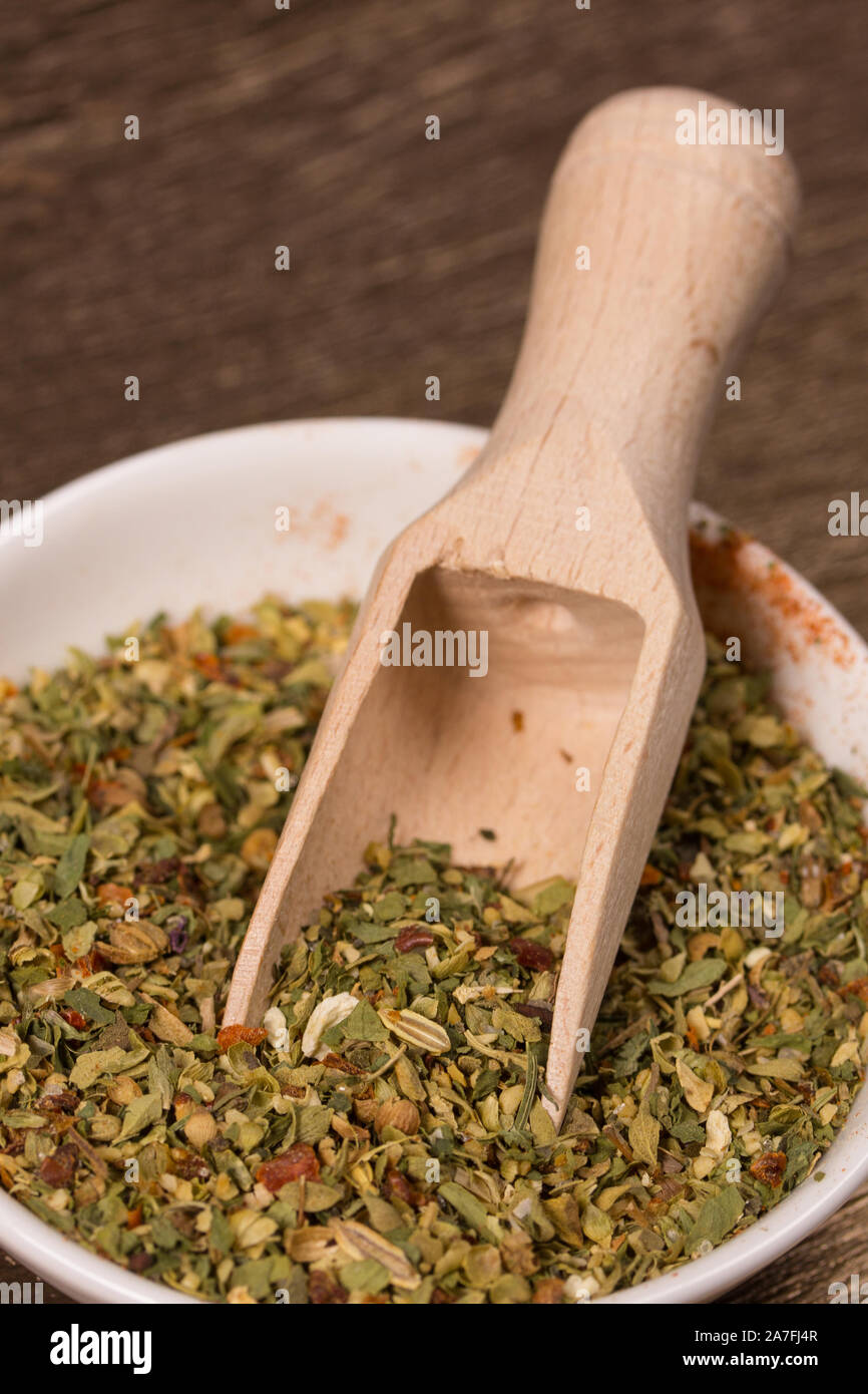 Spoon full dried coriander hi-res stock photography and images - Alamy