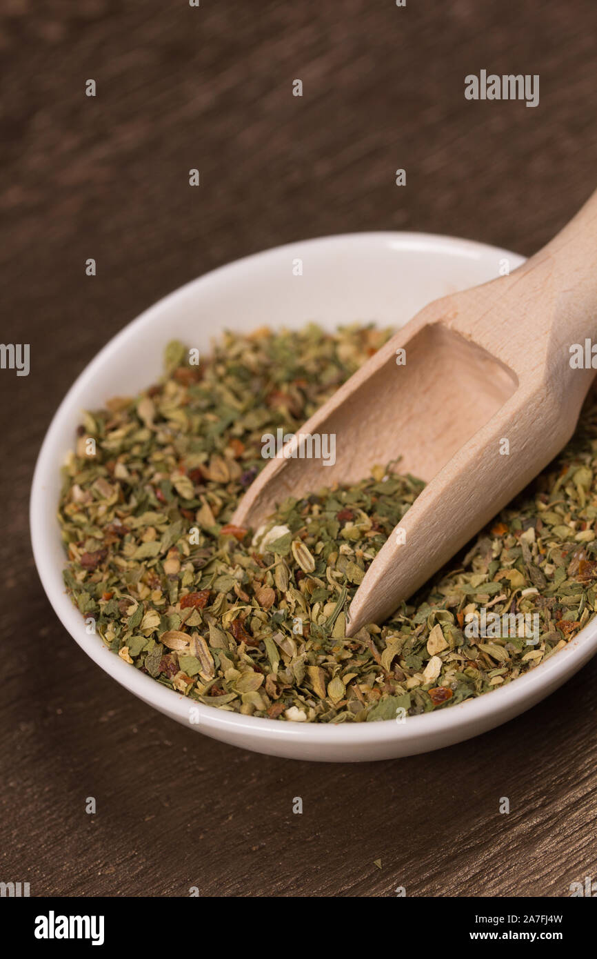 Spoon full dried coriander hi-res stock photography and images - Alamy