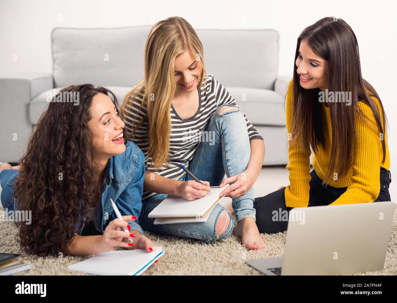 Girls studying hi-res stock photography and images - Alamy