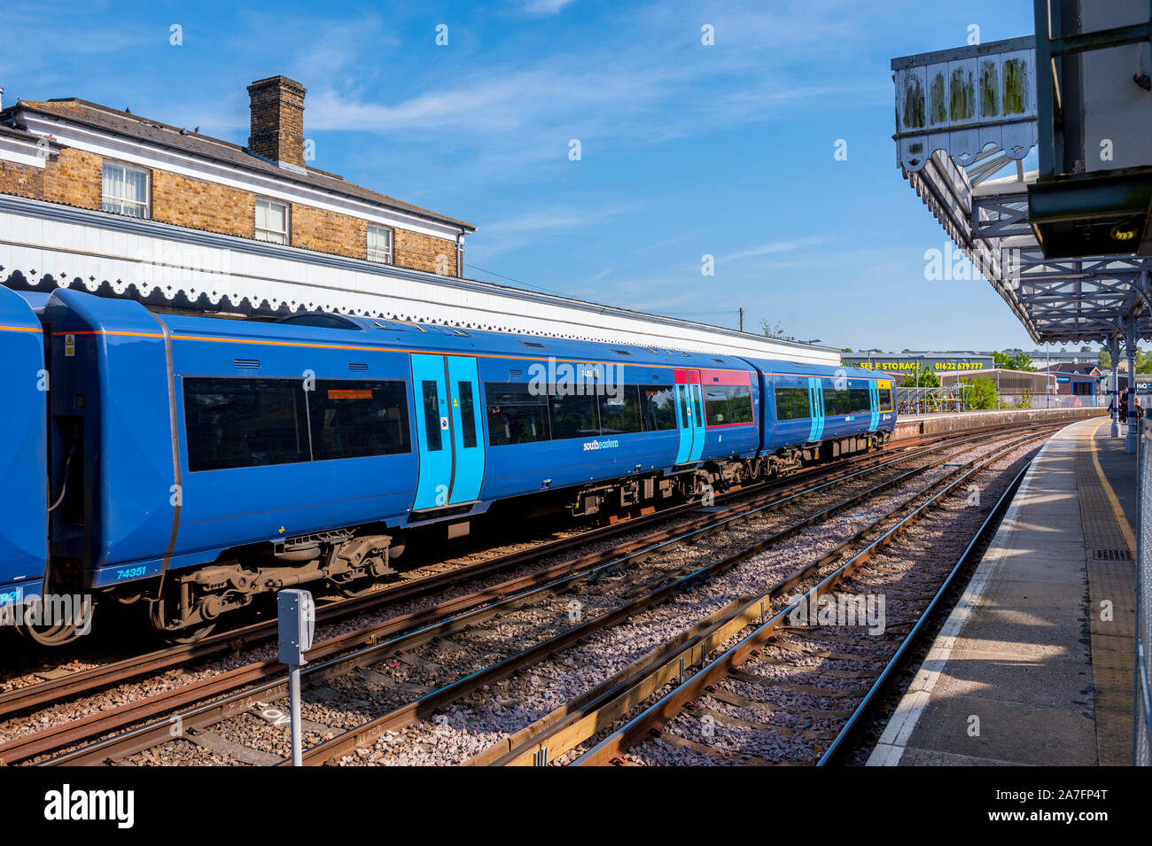 Southeastern train station platform hi-res stock photography and images ...