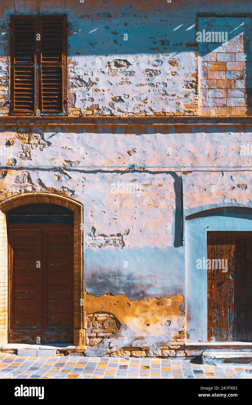 Old house exterior hi-res stock photography and images - Alamy