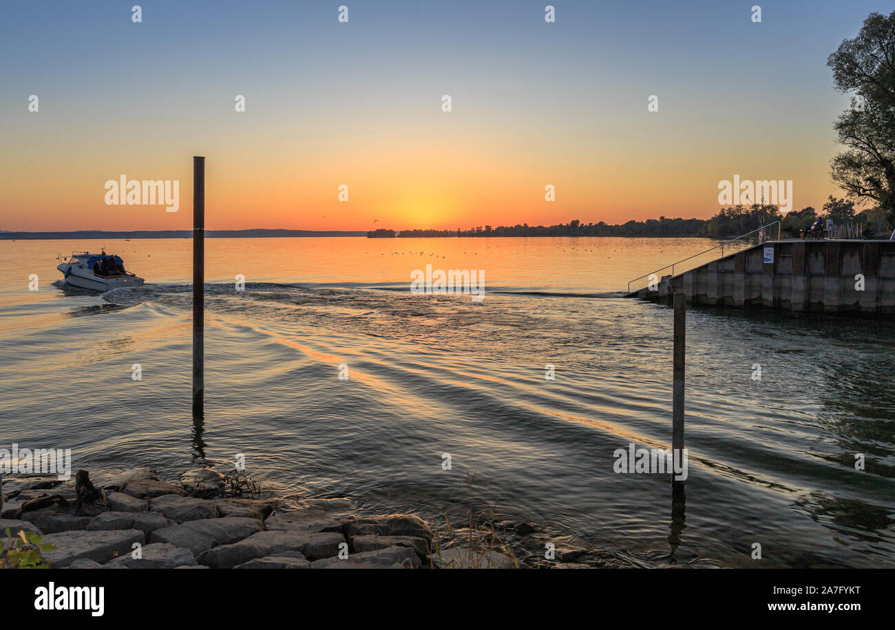Golden sunset boat hi-res stock photography and images - Alamy