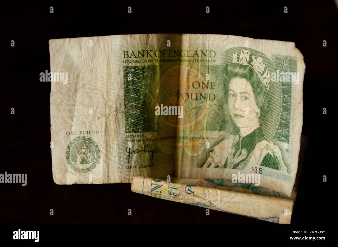 Uk old one pound note hi-res stock photography and images - Alamy