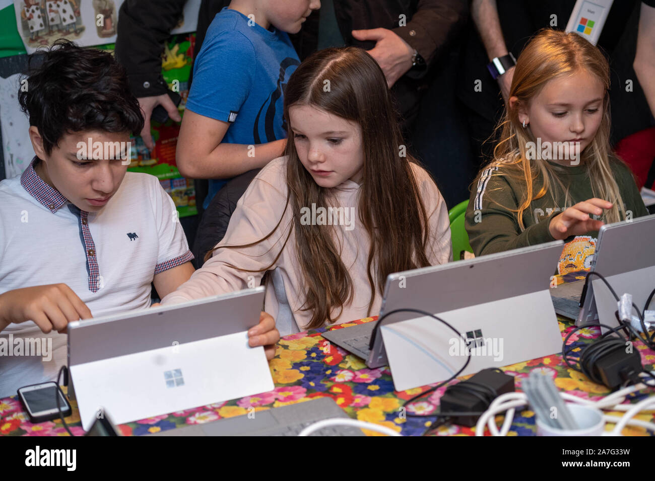 Children playing minecraft hi-res stock photography and images - Alamy